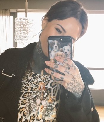 Cande Tinelli feliz con la remera de la Tigresa de Oriente - laubfal